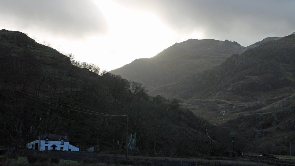 Pum munud gyda Bardd y Mis Dafydd Pritchard - BBC Cymru Fyw