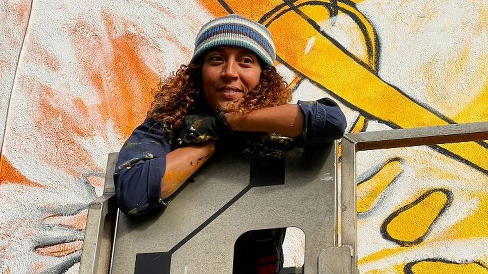 Leeds: Giant mural celebrates West Indian Carnival - BBC News