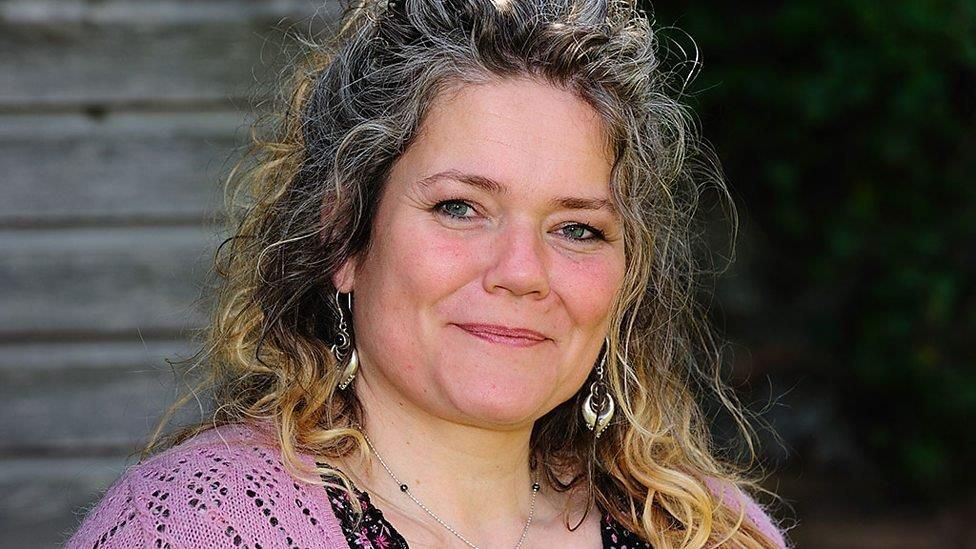 Pump peth i'w wneud yn yr ardd ar gyfer yr hydref - BBC Cymru Fyw