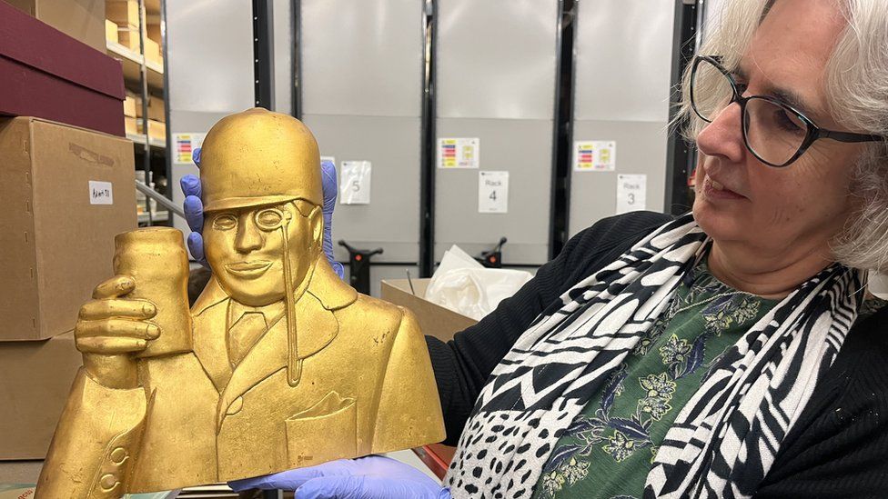 Outlandish sales claims focus of new Leeds exhibition - BBC News