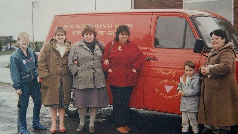 Balchder y llwybr o Streic y Glowyr at briodasau hoyw - BBC Cymru Fyw