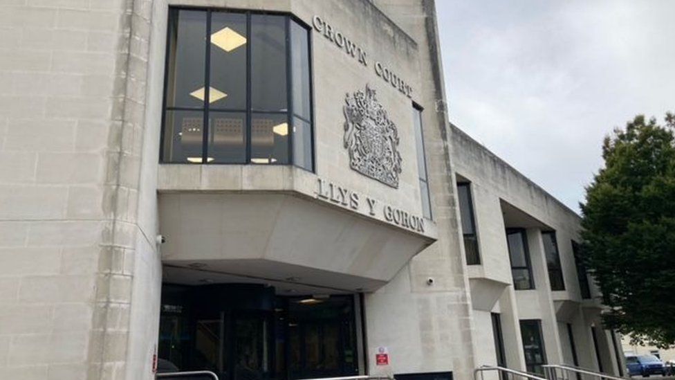 Dyn, 19, yn y llys wedi ei gyhuddo o lofruddio yn Rhydaman - BBC Cymru Fyw