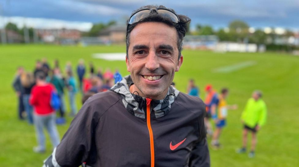 Hallam Chase: Spanish runner makes 1,000 mile trip to Sheffield - BBC News