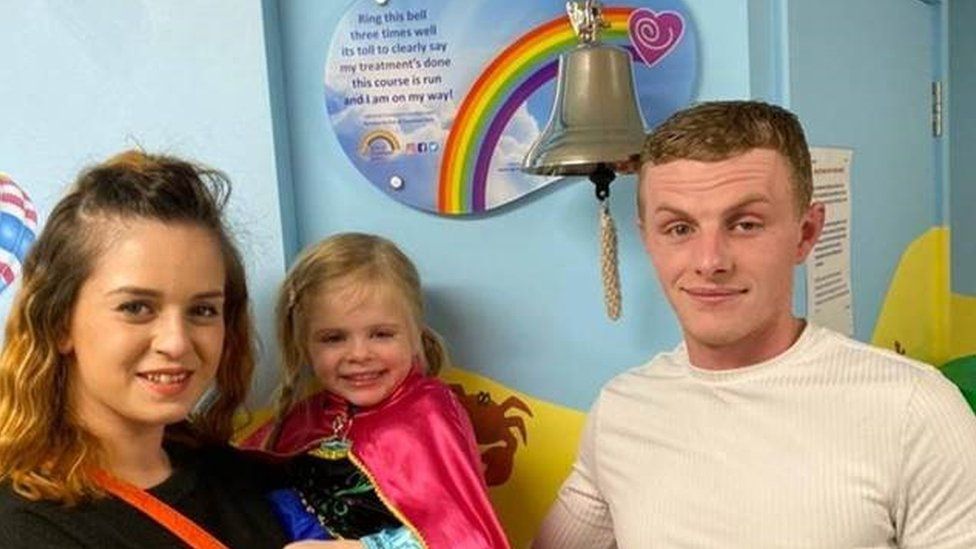 Lochie Fallaize, 3, rings bell for end of cancer treatment - BBC News