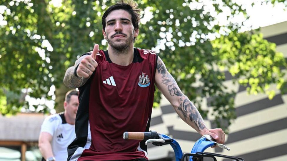 Newcastle: 'Outstanding' Mitchell and 'exemplary' Tonali - Howe - BBC Sport