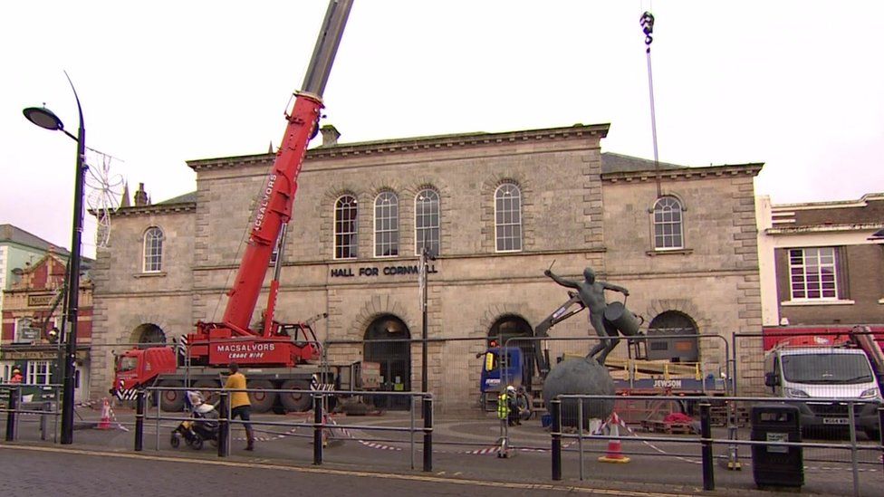Drummer sculpture returns to Truro's Hall for Cornwall - BBC News