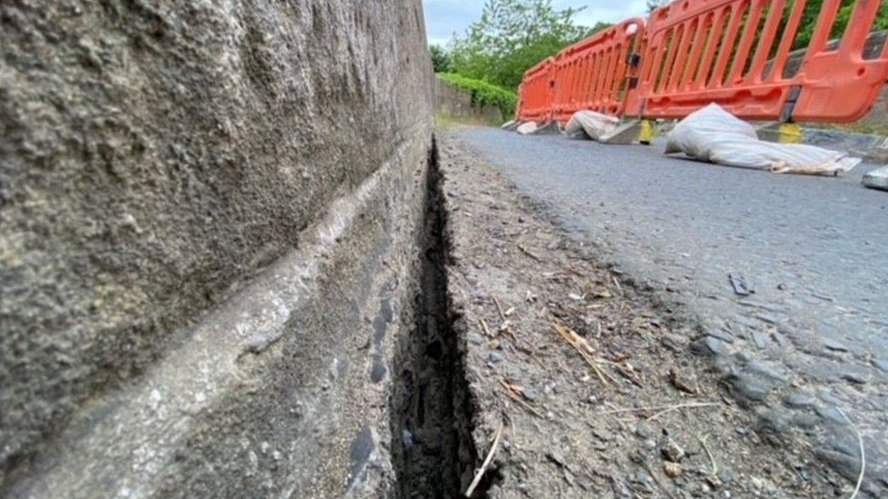 Hampsthwaite Bridge closed as cracks discovered - BBC News