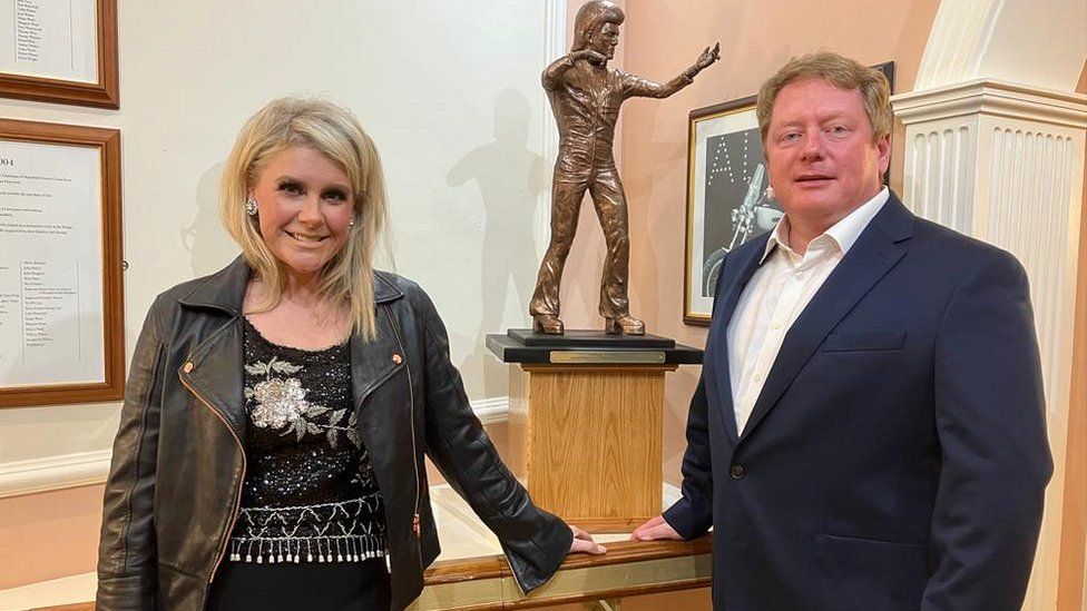 Alvin Stardust sculpture unveiled at Mansfield theatre - BBC News
