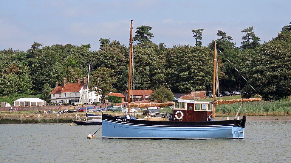 Suffolk harbour master boat fire: Twins, 89, escape from blaze - BBC News