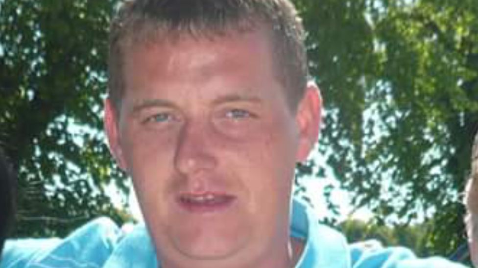 Michael Price murder probe: Christopher Hills wanted - BBC News