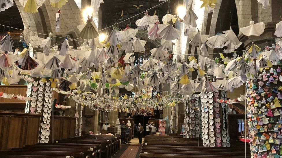 Arddangosfa angylion i gofio'r rhai fu farw o Covid-19 - BBC Cymru Fyw