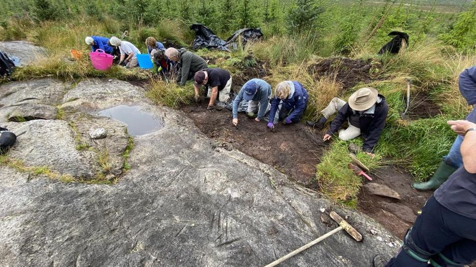 Neolithic stone axe grinding site uncovered near Stirling - BBC News