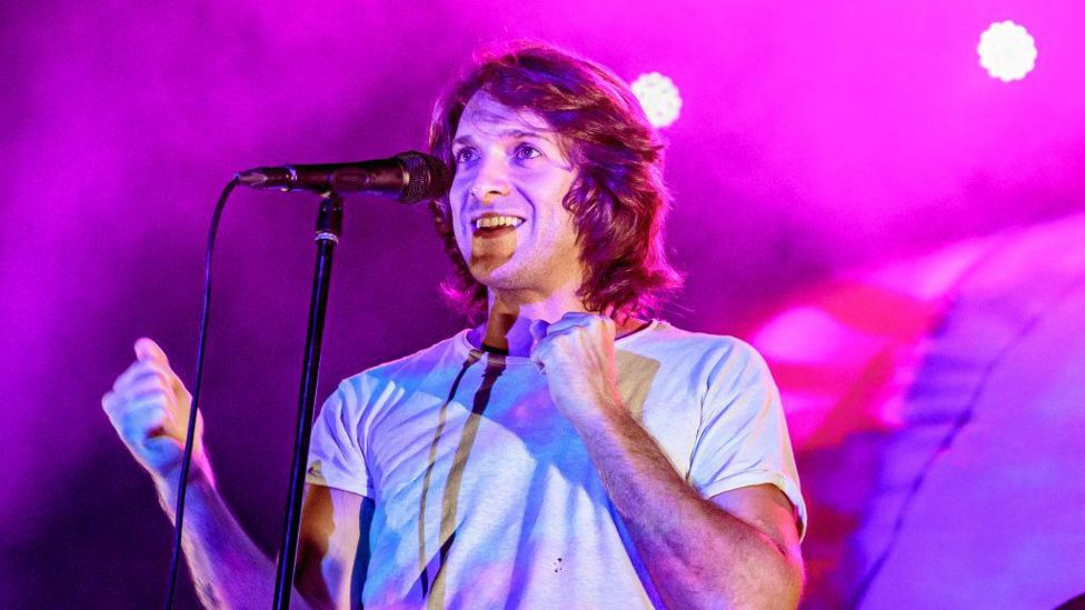 Paolo Nutini announces homecoming gig with a twist - BBC News