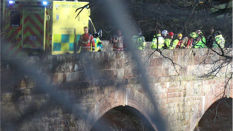 Newtown: River Severn rescue launched for missing man - BBC News