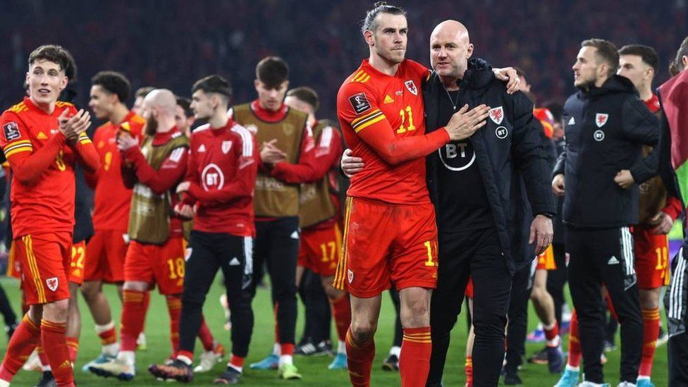 Gorau Chwarae Cyd Chwarae: Hanes arwyddair tîm pêl-droed Cymru - BBC ...