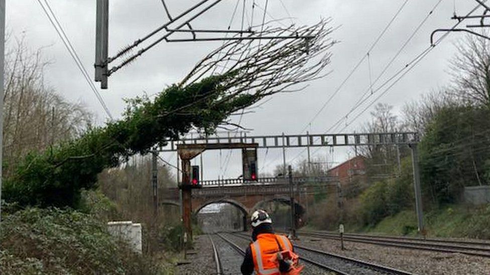 Storm Eunice: Travel disruption continues after damage - BBC News