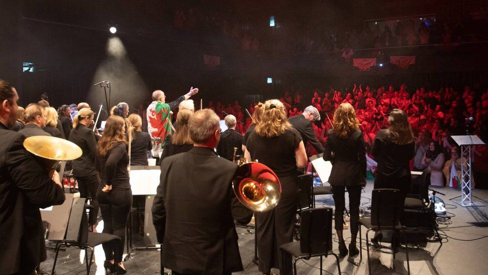 Oriel luniau: Noson y Wal Goch - BBC Cymru Fyw