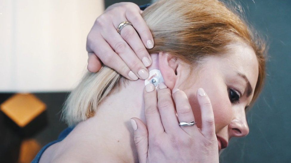 'Weight loss headset' developed by NI man is showcased in US - BBC News