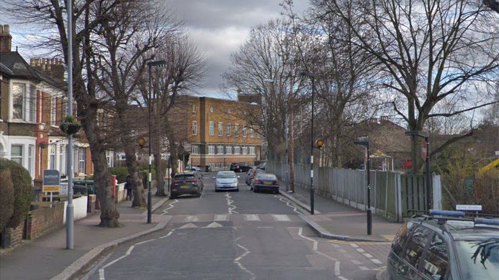 Leyton shooting: Two men taken to hospital - BBC News