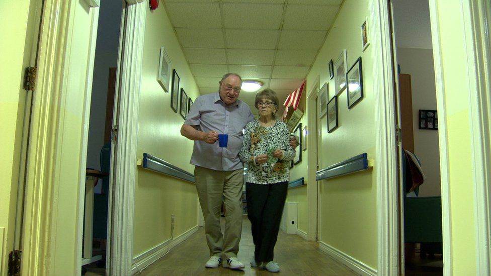 Dementia: New training gives staff sense of patients' experience - BBC News