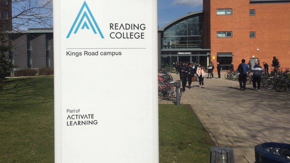 Further education staff protest over 1% pay rise delay - BBC News