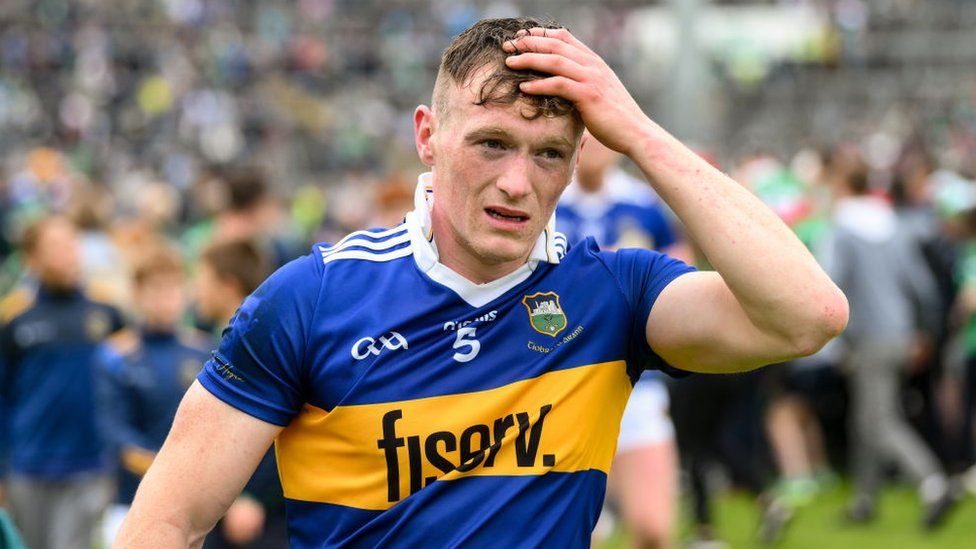 Dillon Quirke: Tipperary hurler dies after collapsing mid-game - BBC News