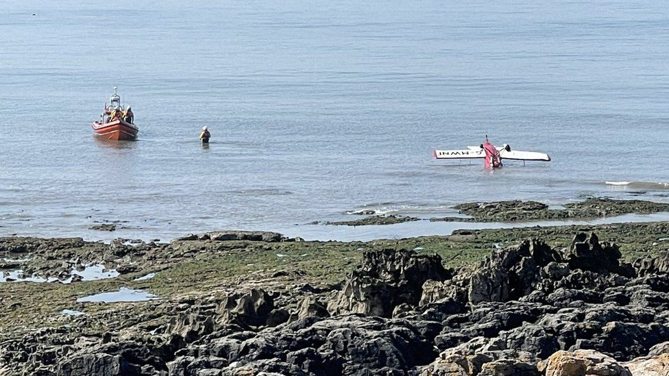 Awyren wedi plymio i'r môr ger Porthcawl - BBC Cymru Fyw