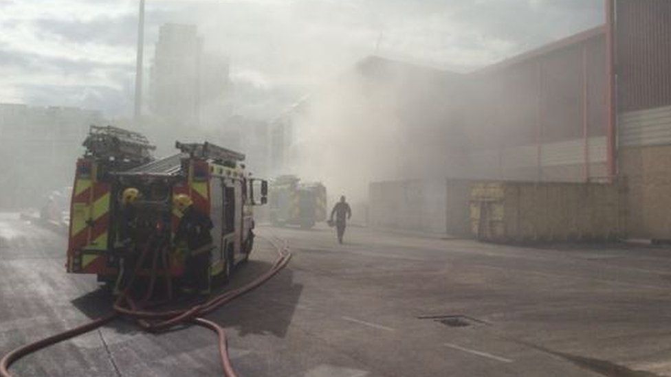 Second fire in a week at Wandsworth recycling centre - BBC News