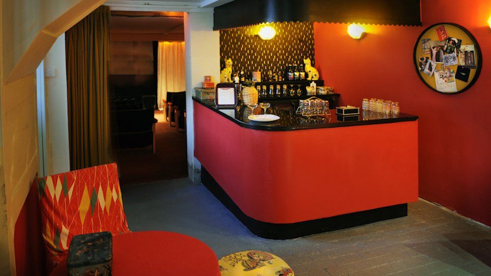 Tiny Somerset cinema in 'urgent' need of repair - BBC News