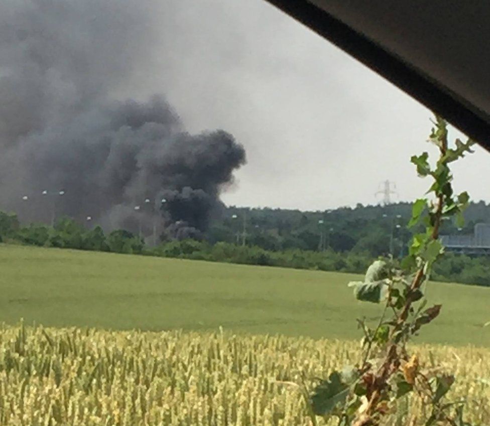 'Selfless heroes' pull two people 'on fire' from car - BBC News