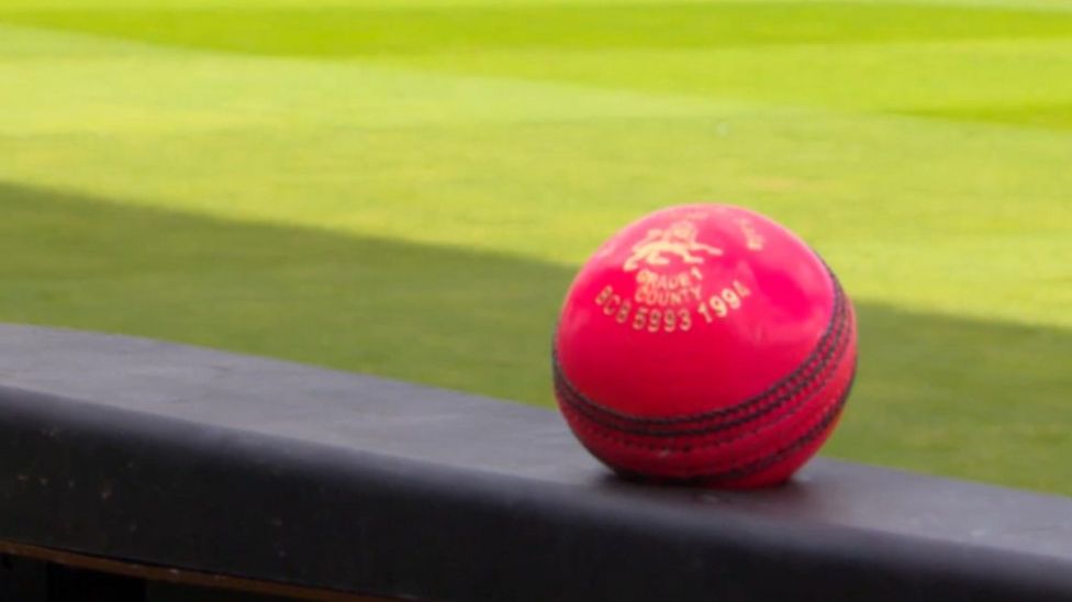 Solent sandbank cricket match adopts pink ball - BBC News