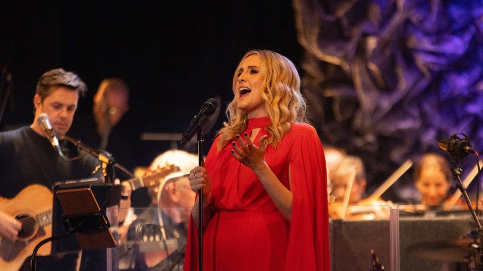 Elin Fflur: Cyflwyno, canu a Sir Fôn - BBC Cymru Fyw