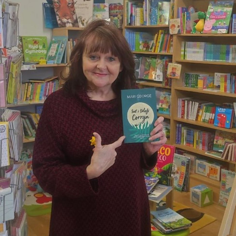 Diwrnod y Llyfr: Hoff lyfrau siopau Cymraeg - BBC Cymru Fyw