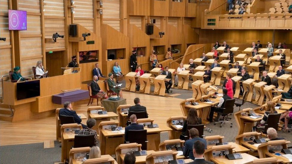 In pictures: Queen officially opens Scottish Parliament - BBC News