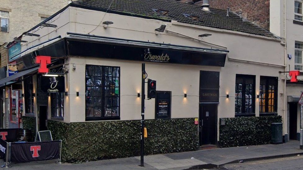 Chairs thrown in brawl outside Glasgow's Oswald's Bar - BBC News