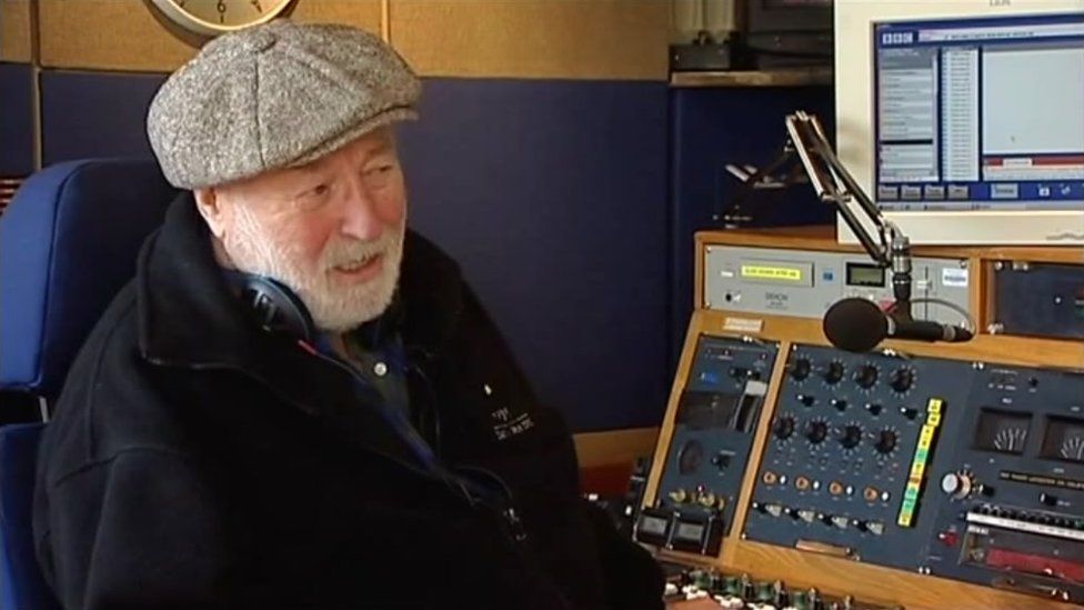 Heartbeat actor Bill Maynard's funeral held - BBC News