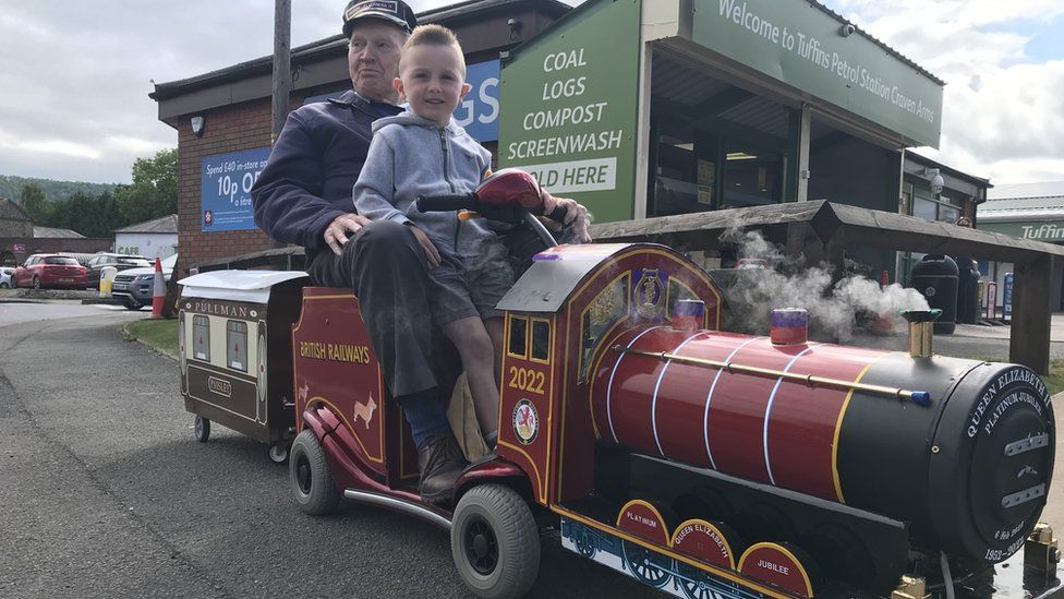 Platinum Jubilee: Severn Valley Railway unveils Elizabeth II train ...