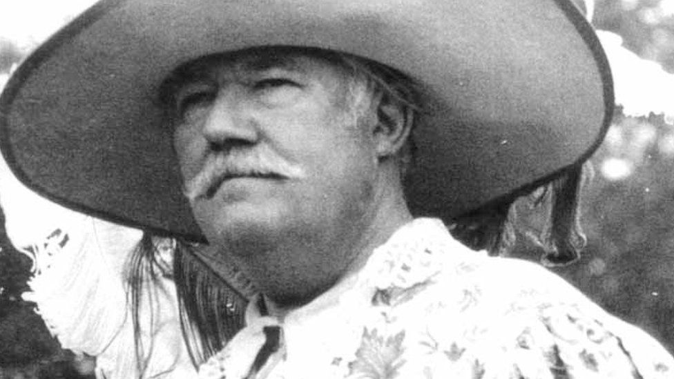 Sealed Knot honours founder Brig Peter Young in Oxford - BBC News