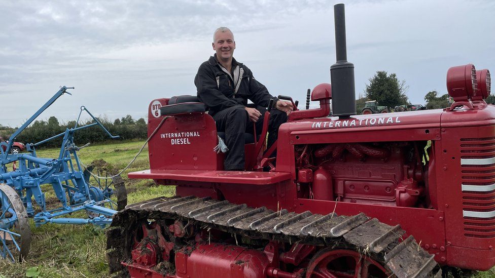 Cubley: Tractors go head-to-head at ploughing contest - BBC News
