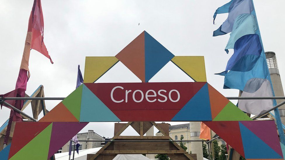 Coronavirus: Urdd youth festival goes virtual with Eisteddfod T - BBC News