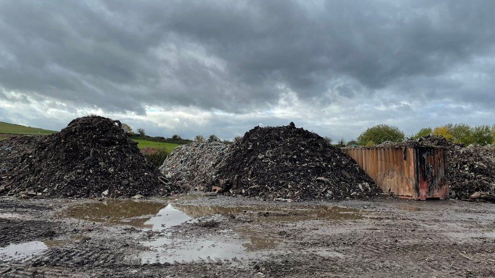 Kiveton Park: Rotherham industrial waste fire a 'real challenge' - BBC News