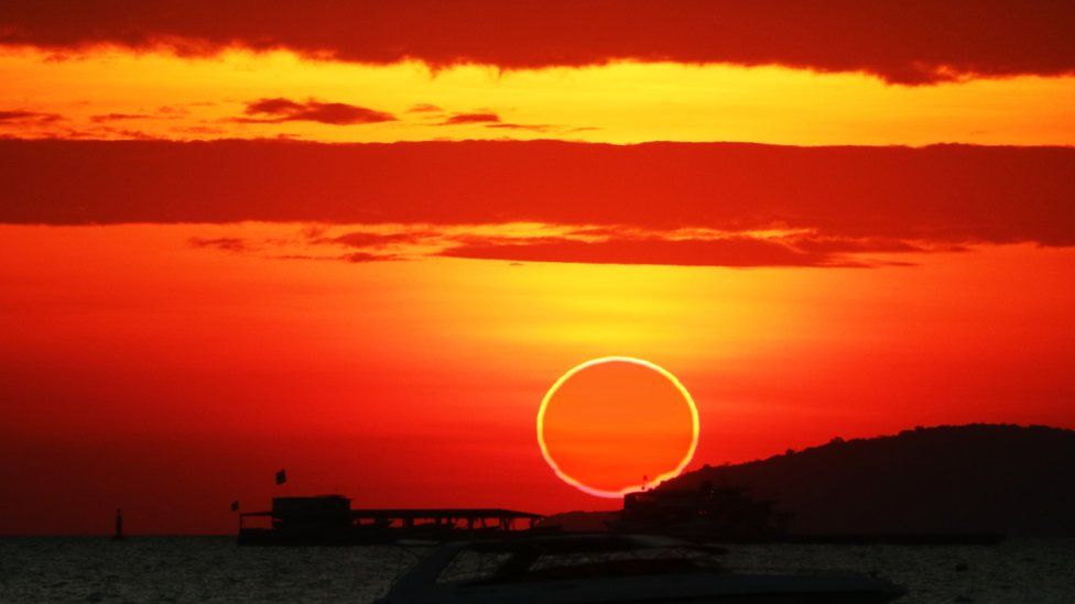 In pictures: Solar eclipse as seen from the UK - BBC News