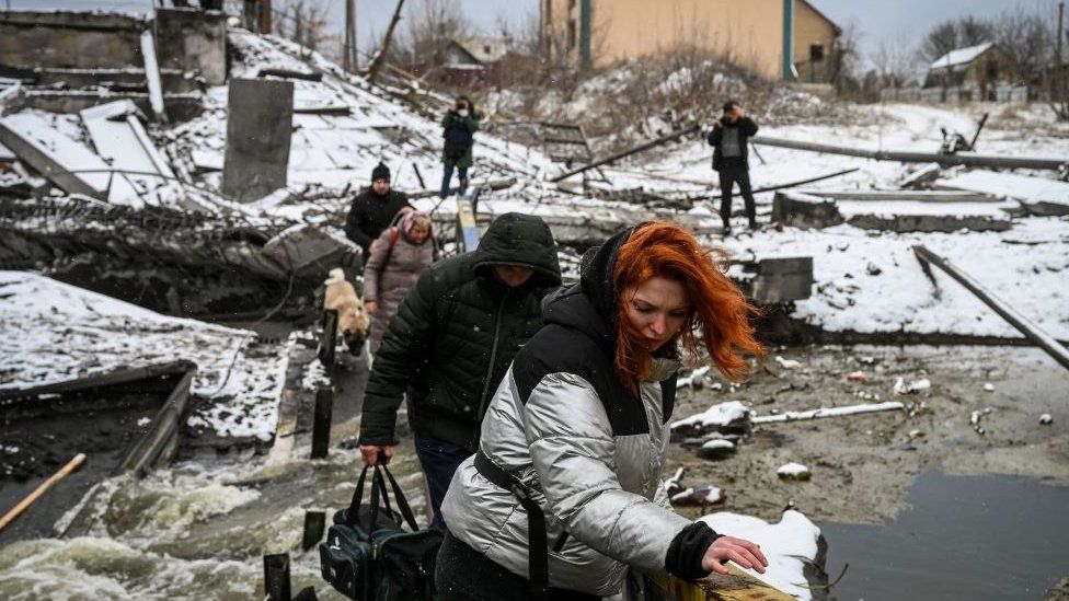 Ukraine: Evacuation from Ukraine's cities thrown into chaos - BBC Newsround