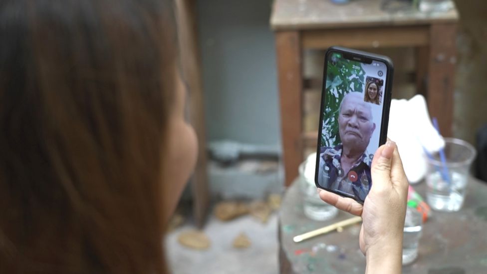 'I feel less alone': The pandemic's varied effects on wellbeing - BBC News