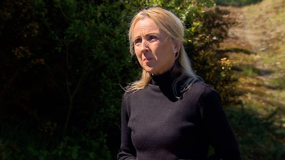 Galw ar gymdeithas dai i ailystyried datblygiad Eglwyswrw - BBC Cymru Fyw