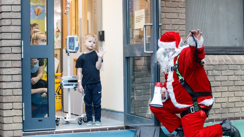 Santa uses cherry picker to visit Leeds Children's Hospital - BBC News