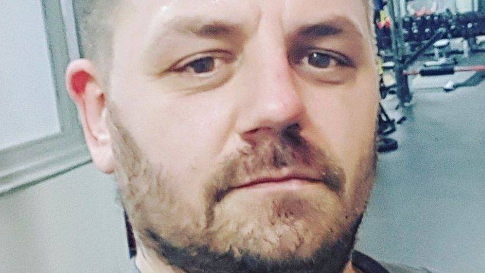 Stabbed dad Sean Kelly 'was left to die' in Splott street - BBC News