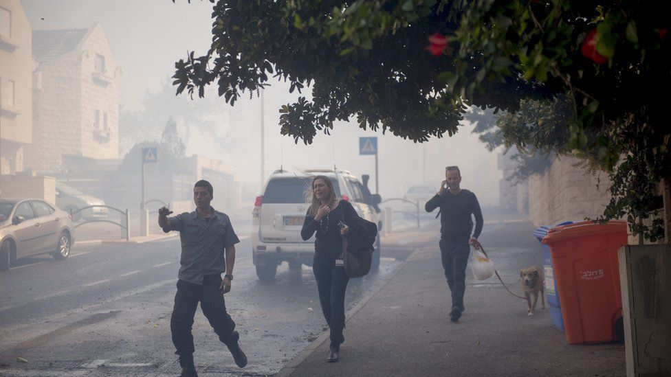 In pictures: Israel wildfires force evacuations in Haifa - BBC News