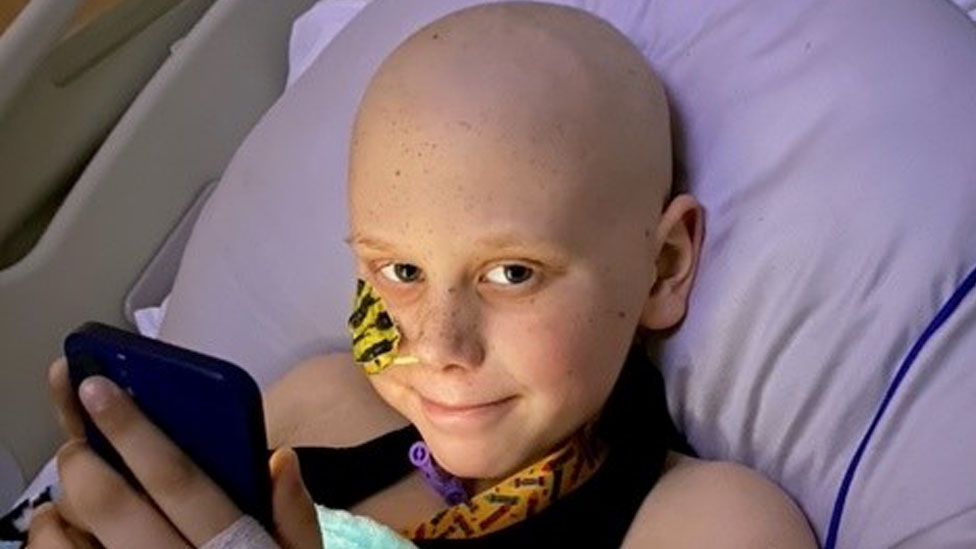 Calverton: Christmas lights honour for young cancer survivor - BBC News