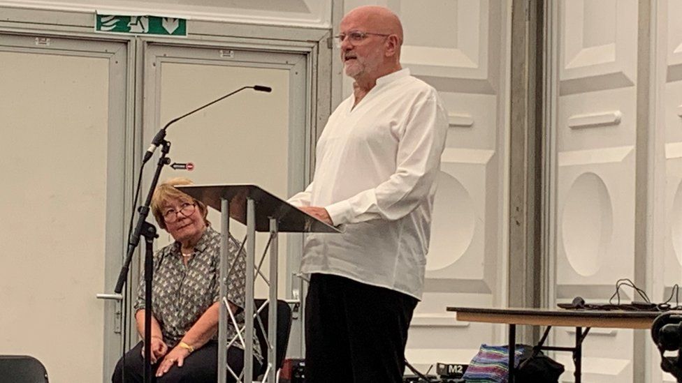 Eisteddfod: Galw am gymdeithas lefaru i roi hwb i'r grefft - BBC Cymru Fyw